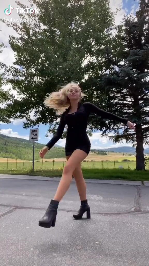 Sexy Altasweet Shows Legs | sexyfilter.com