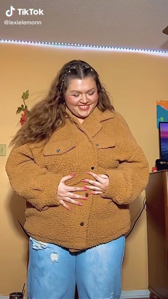 Sweet Lexie Lemon Shows Cleavage in Cute Leopard Crop Top and Bouncing ...