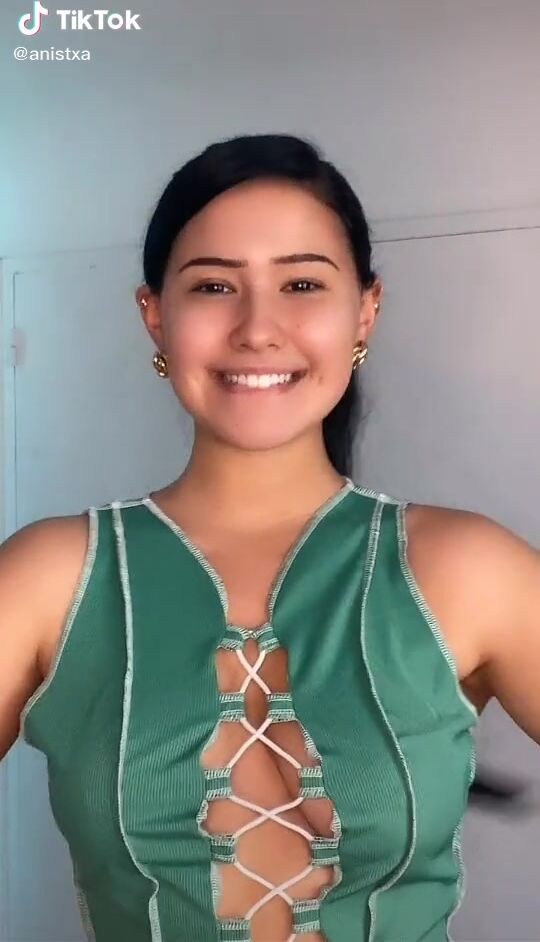 Amazing Anissa Shows Cleavage in Hot Crop Top No Bra | sexyfilter.com