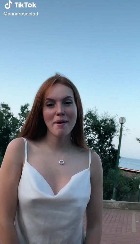 Sexy Anna Ciati Shows Cleavage In White Top