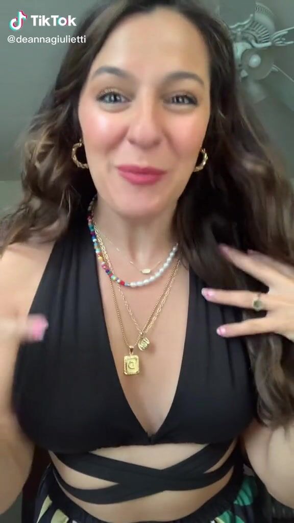 Sweetie Deanna Giulietti Shows Cleavage In Black Crop Top