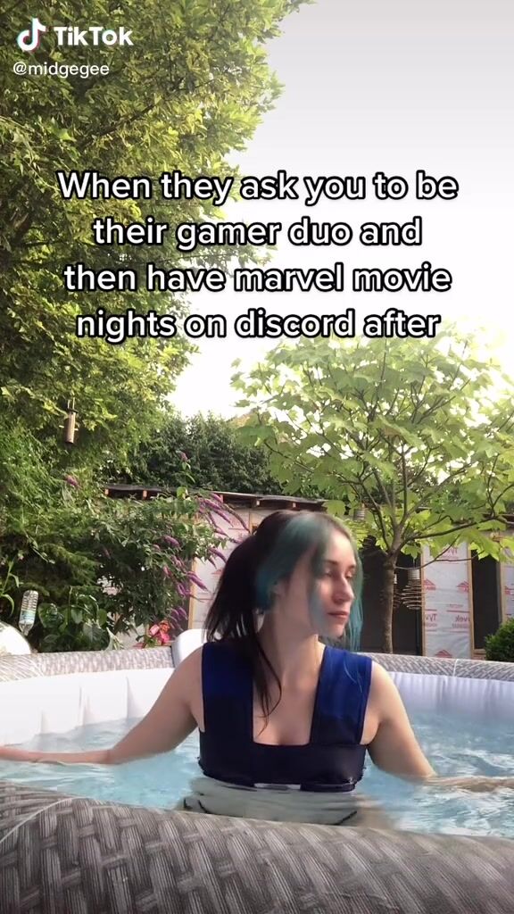 Hot Georgie Rubery Shows Cleavage in Blue Crop Top at the Swimming Pool | sexyfilter.com