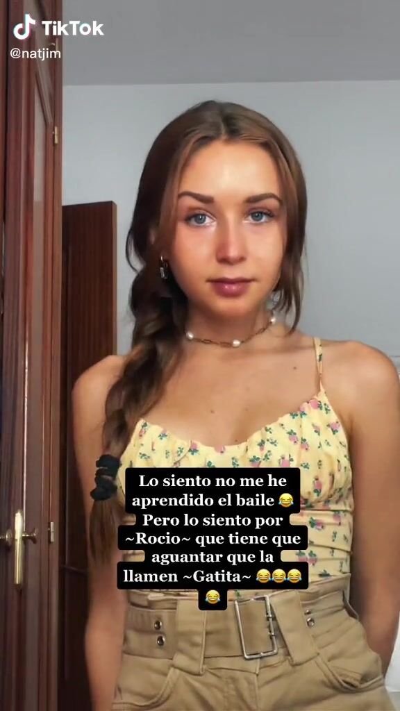 Sexy Natalia Jiménez Shows Cleavage in Floral Top | sexyfilter.com