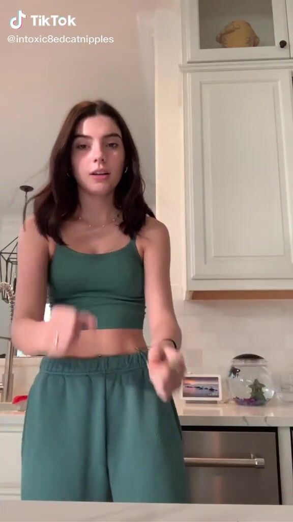 Sweetie Ryder Mccrann Shows Nipples | sexyfilter.com