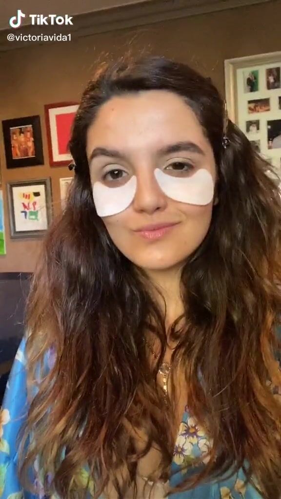 Gorgeous Victoria Vida Shows Cleavage | sexyfilter.com