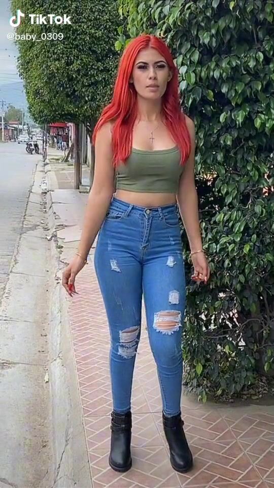 Hot Jissela López Shows Cleavage In Olive Crop Top In A Street
