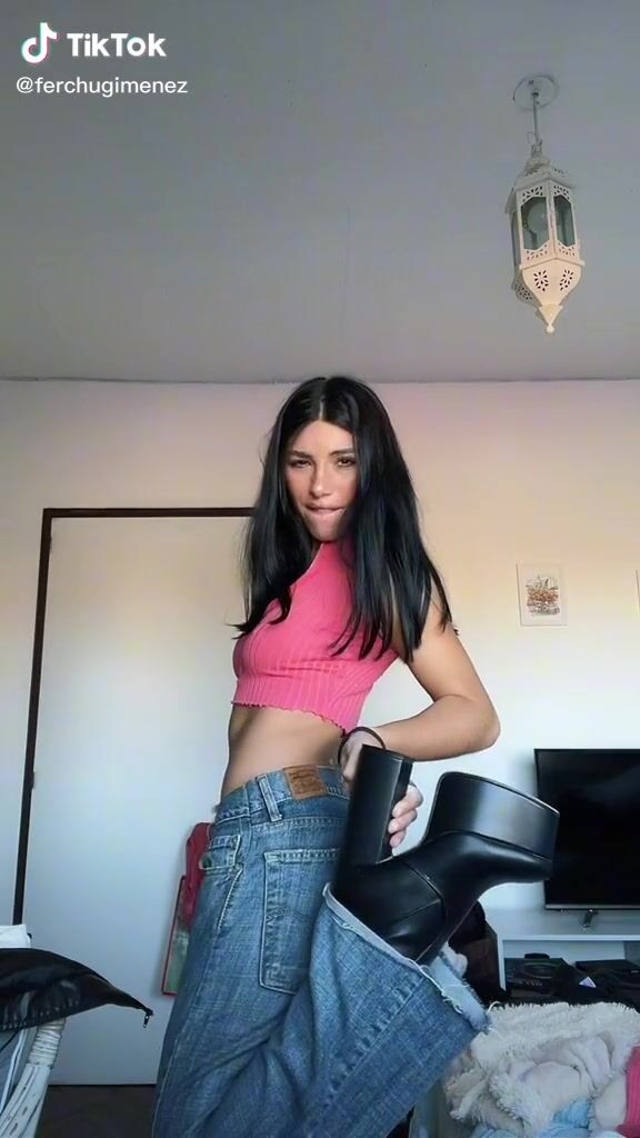 Beautiful Ferchu Gimenez Shows Cleavage in Sexy Pink Crop Top | sexyfilter.com