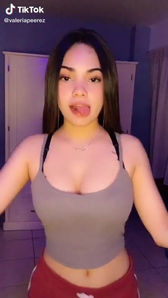 Magnificent Valeria Perez Shows Cleavage in Grey Crop Top | sexyfilter.com
