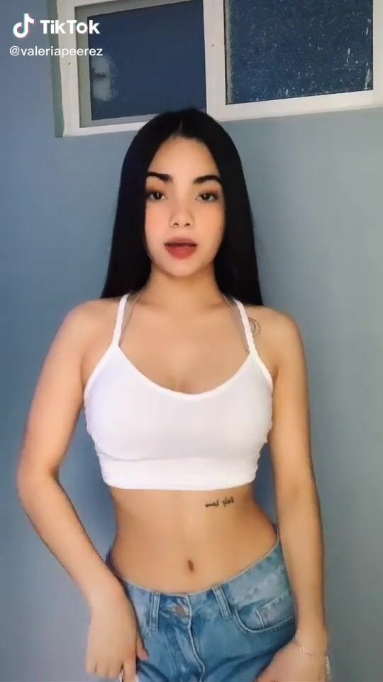 Adorable Valeria Perez Shows Cleavage in Seductive White Crop Top | sexyfilter.com