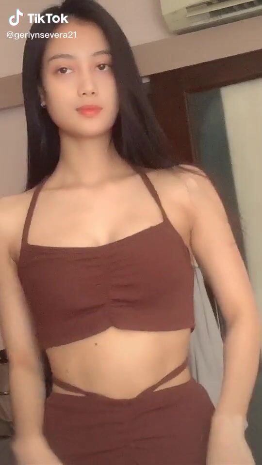 Wonderful Gerlyn Severa Shows Cleavage in Brown Crop Top | sexyfilter.com
