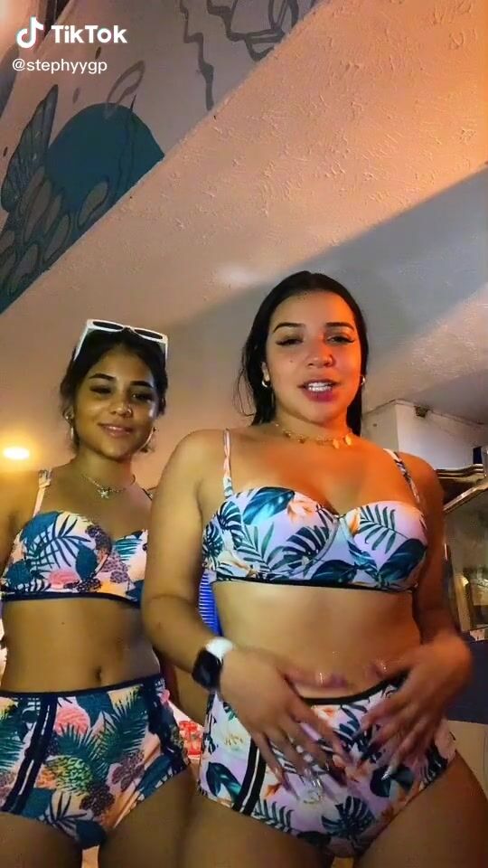 Sexy Stephyy Shows Cleavage in Bikini | sexyfilter.com