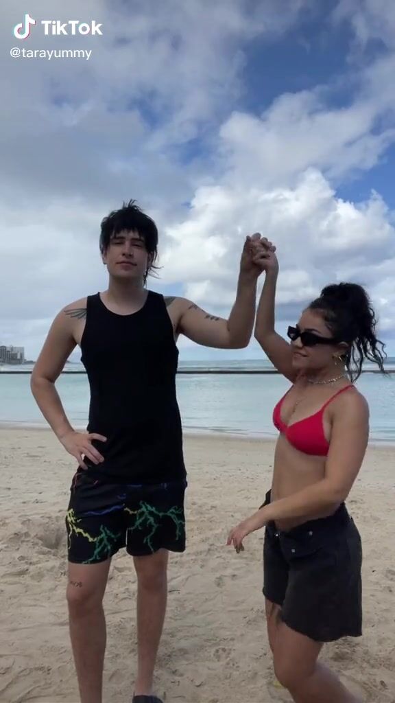 Sexy Tarayummy Shows Cleavage in Red Bikini Top at the Beach | sexyfilter.com