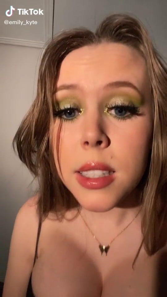 Hot Emily_kyte Shows Cleavage in Corset | sexyfilter.com