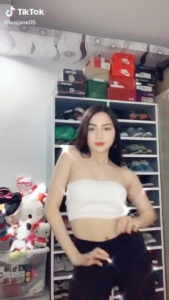 Hot Lea Jane Shows Cleavage in White Tube Top | sexyfilter.com