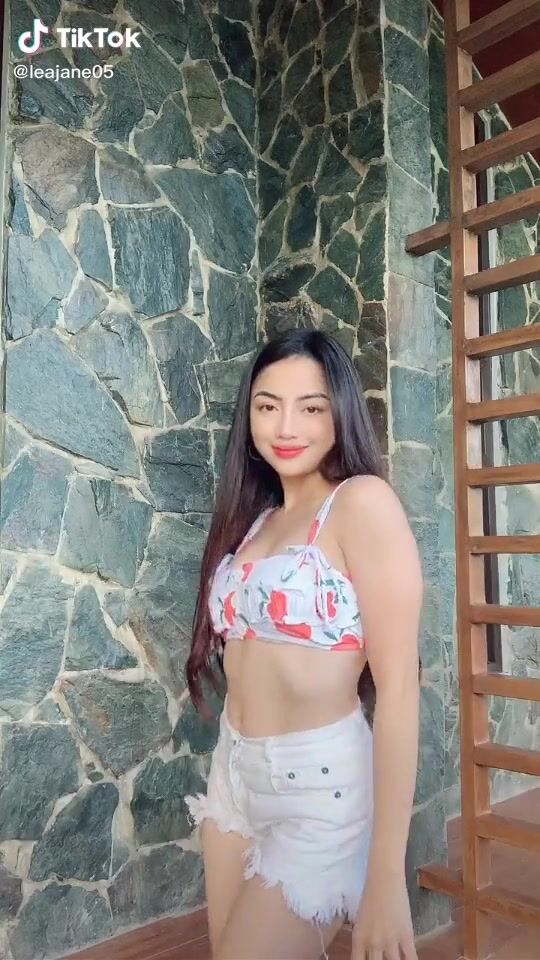 Magnetic Lea Jane Shows Cleavage | sexyfilter.com