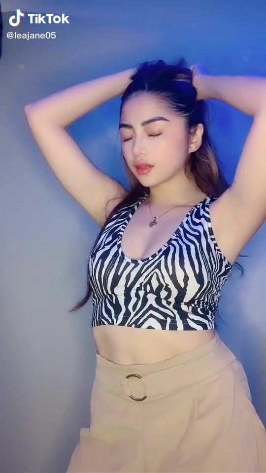 Gorgeous Lea Jane Shows Cleavage in Alluring Zebra Crop Top | sexyfilter.com