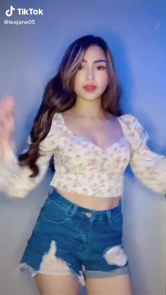 Fine Lea Jane Shows Cleavage in Sweet Floral Crop Top | sexyfilter.com