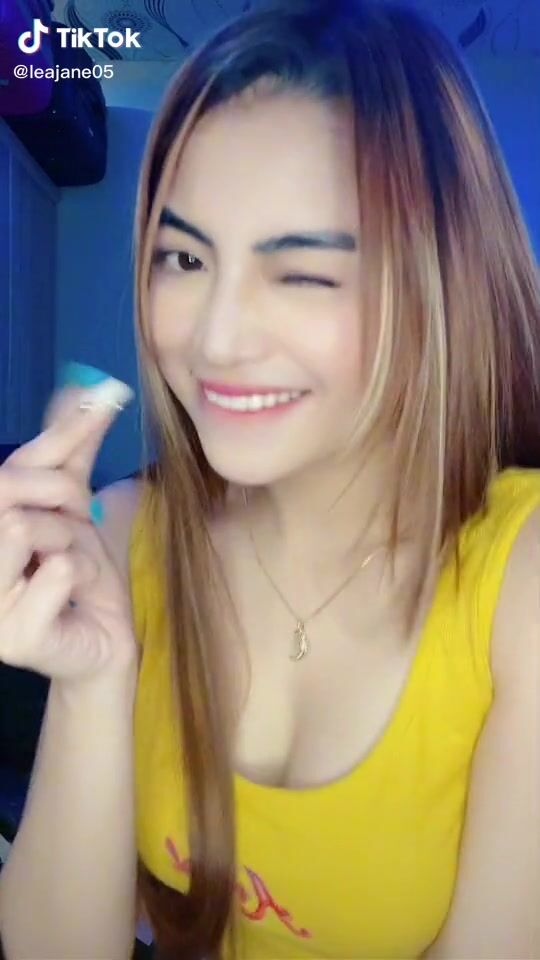 Beautiful Lea Jane Shows Cleavage in Sexy Yellow Crop Top | sexyfilter.com