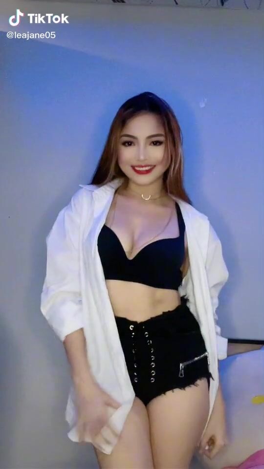 Sexy Lea Jane Shows Cleavage in Bra | sexyfilter.com