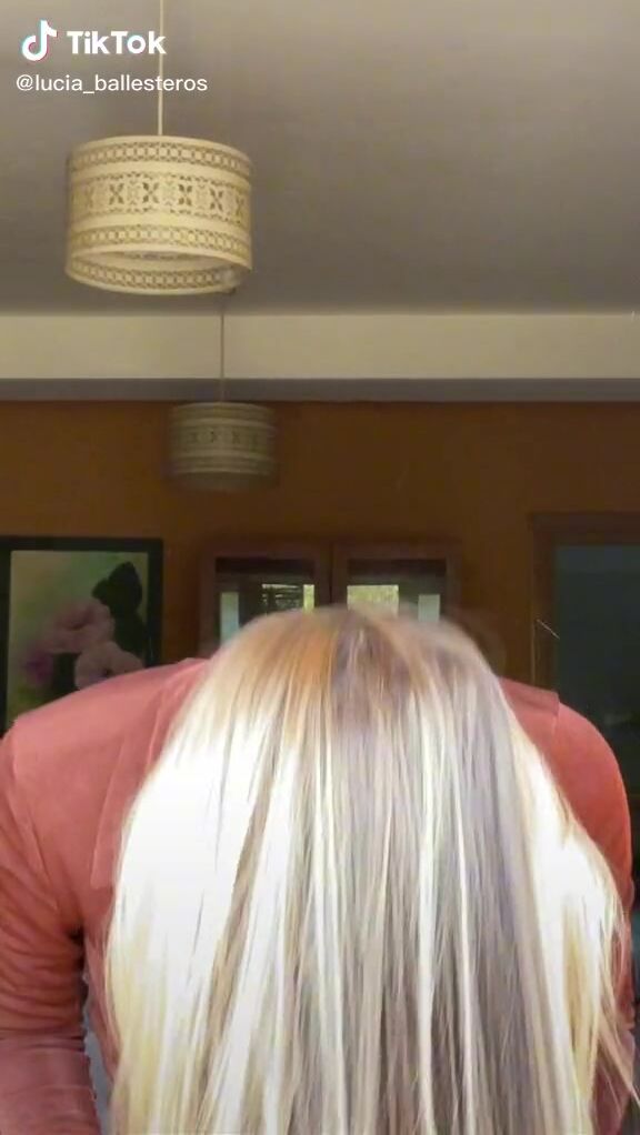 Sexy Lucía Ballesteros Shows Cleavage | sexyfilter.com