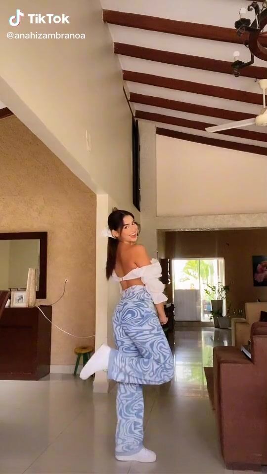 Cute Anahí In White Crop Top