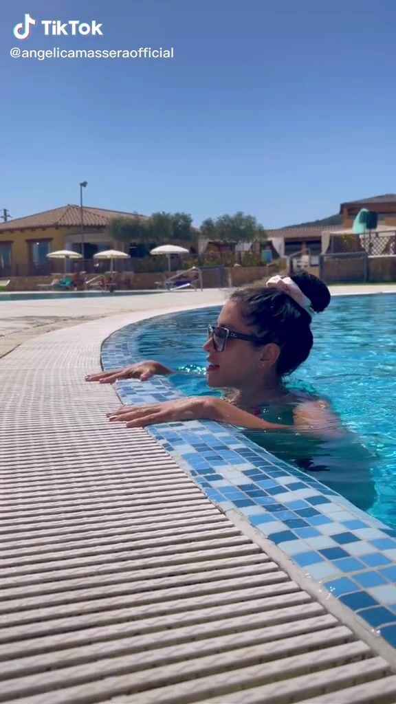 Sexy Angelica Massera Shows Cleavage in Bikini at the Pool | sexyfilter.com