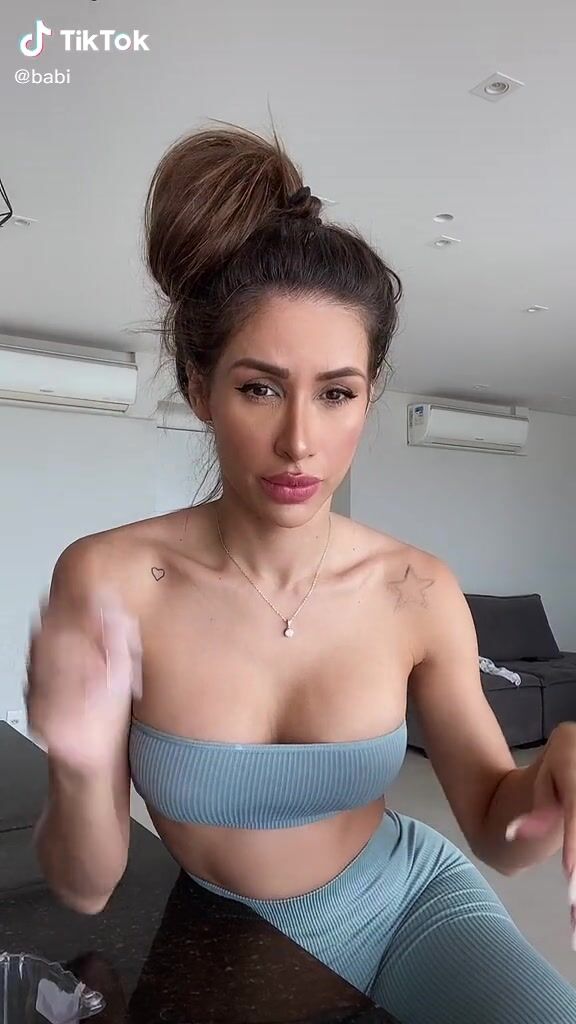 Hot Késia Muniz de Oliveira Shows Cleavage in Grey Tube Top | sexyfilter.com