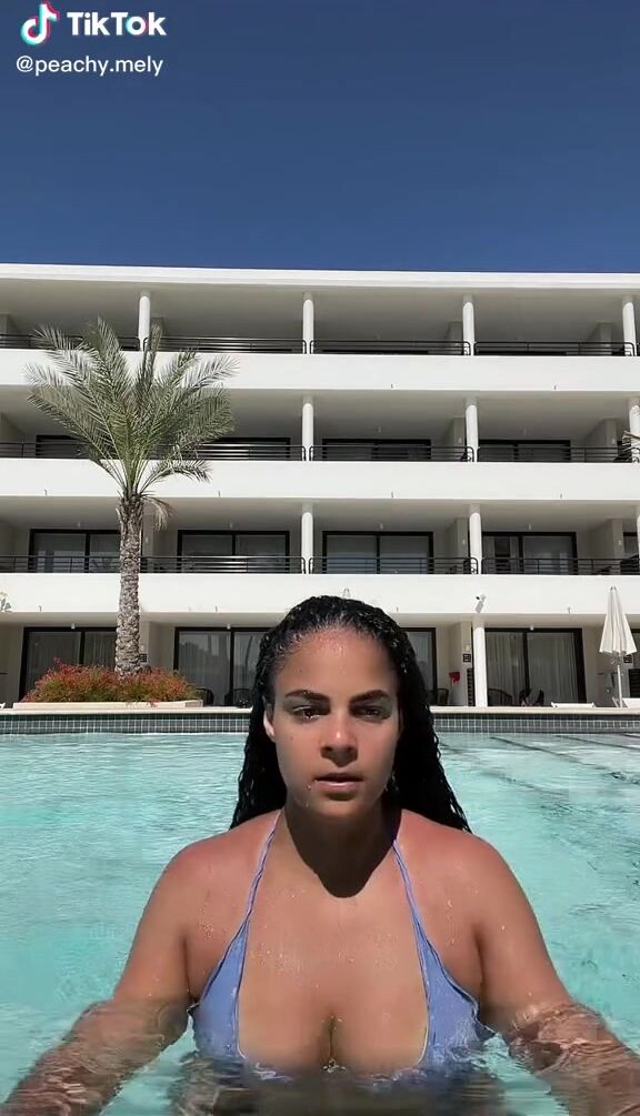 Amazing peachy.mely Shows Cleavage in Hot Blue Bikini Top at the Pool | sexyfilter.com
