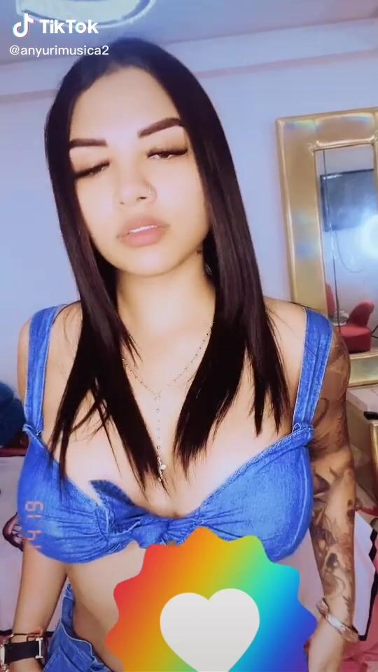 Seductive Anyuri Lozano Shows Cleavage in Crop Top | sexyfilter.com