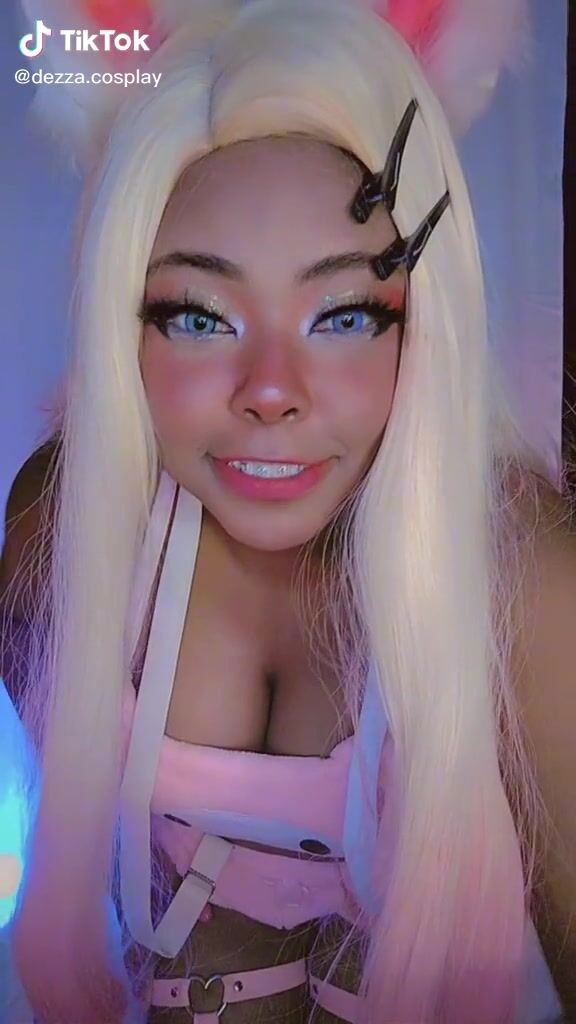 Seductive Dezza.cosplay Shows Cosplay | sexyfilter.com