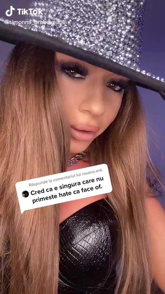 Hot Simonna Braboveanu Shows Cleavage | sexyfilter.com