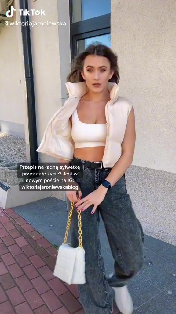 Breathtaking Wiktoria Jaroniewska Shows Cleavage in White Crop Top in a ...