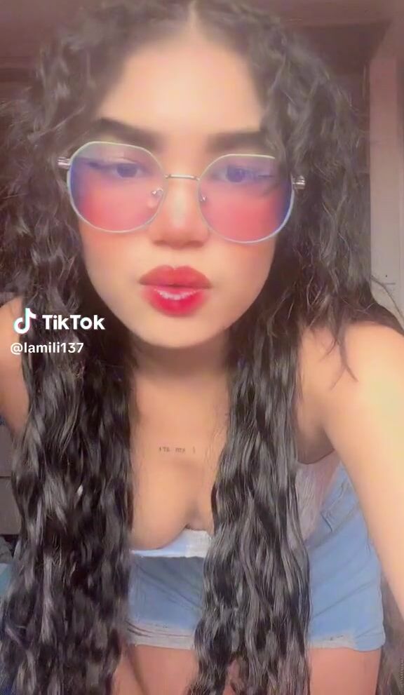 Sexy Lamili137 Shows Cleavage In Top No Bra