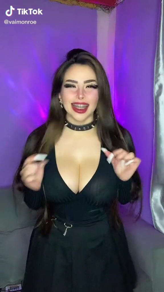 Vai Monroe Shows her Sexy Cleavage | sexyfilter.com